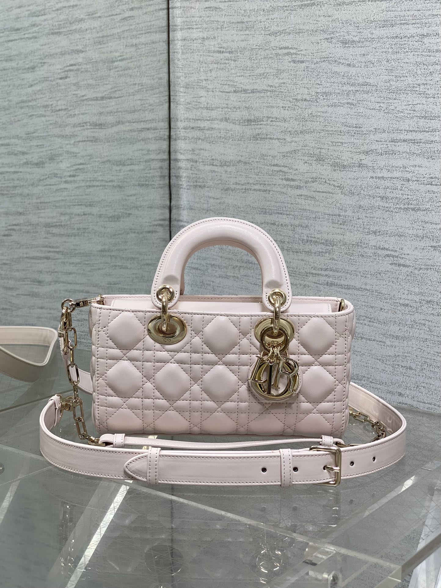 Iconic Quilted Top Handle Mini color rosa palido – Luna Catalogo